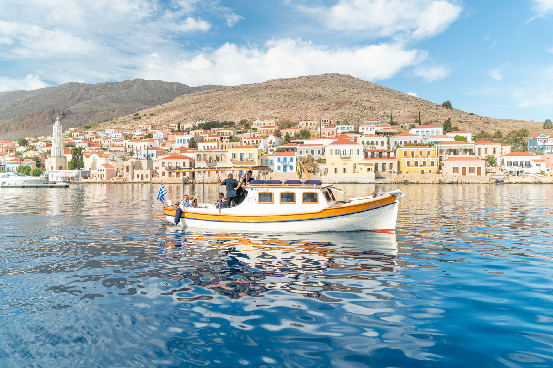 Το ηλεκτροκίνητο καΐκι της Χάλκης – longform.protothema.gr